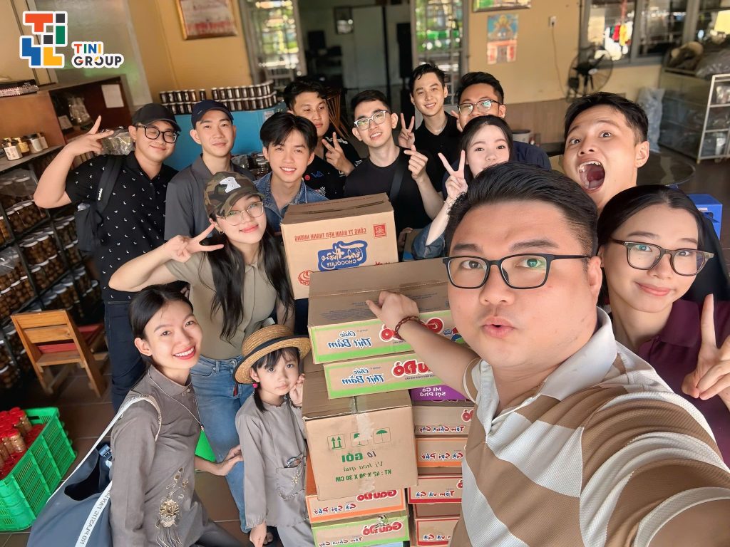 NHÌN LẠI HÀNH TRÌNH “CON KHÔNG MỘT MÌNH” - TINI GROUP